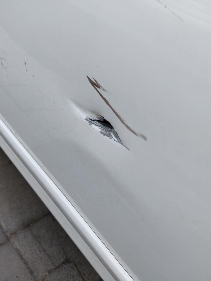 Bestuurder rijdt nieuwe wagen van Amy (18) aan en pleegt vluchtmisdrijf ...