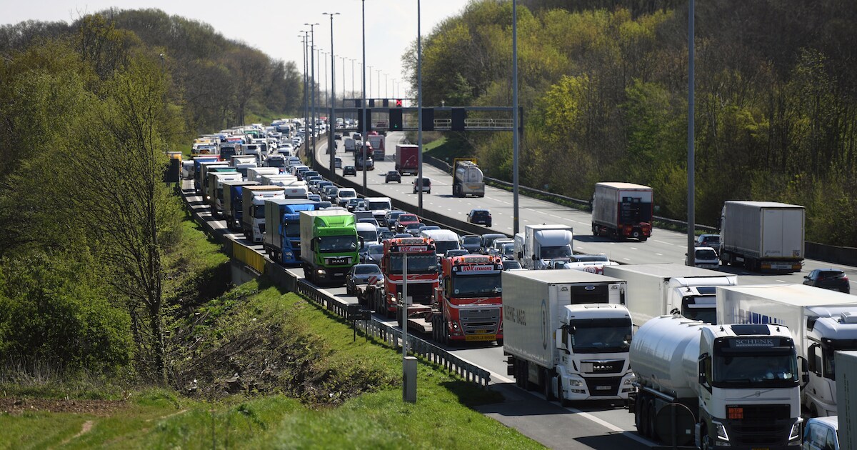 Kwartier file op E40 richting Brussel door stilstaand voertuig ter ...