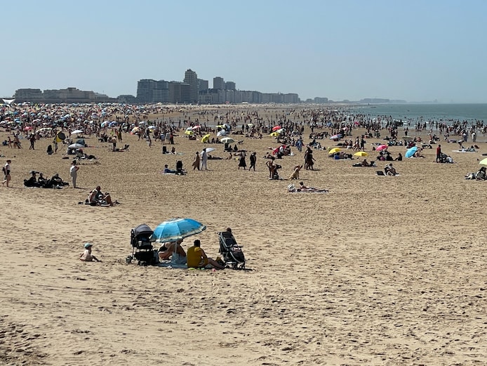 Drie vrouwen raken in de problemen voor strand van Oostende: redders ...