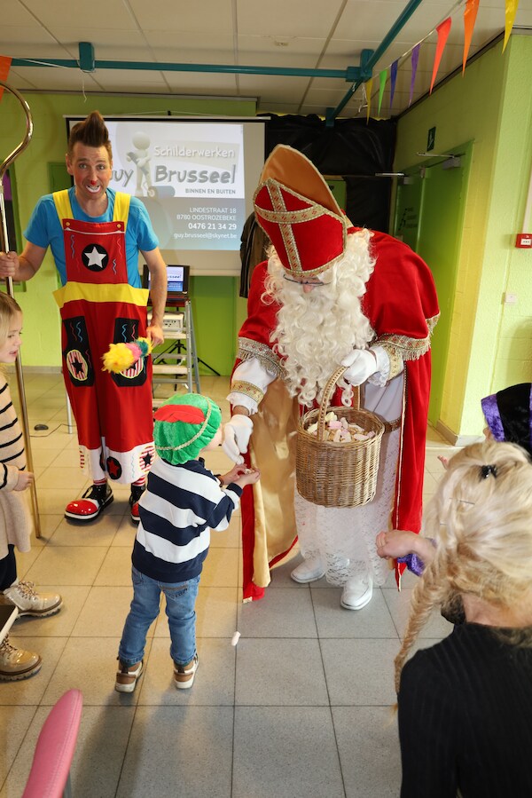 Honderden kinderen geven Sint een warm welkom in Ooigem en Oostrozebeke ...