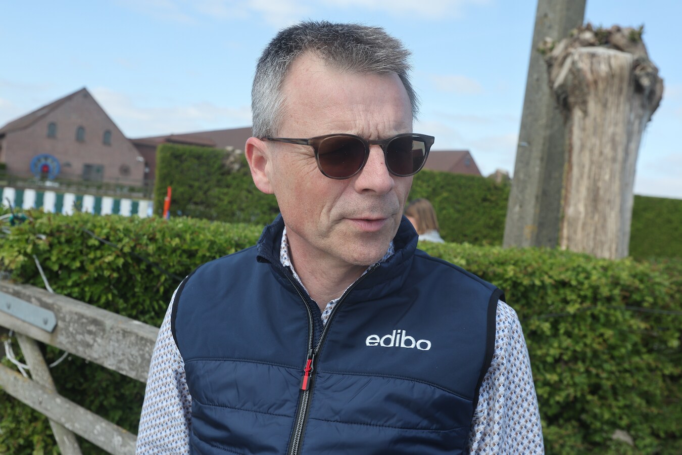 Tot wel 1.500 mensen brengen laatste groet aan Willy Naessens, onder wie Michel Van den Brande ...