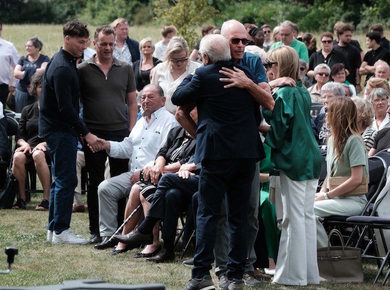 Familie en vrienden nemen afscheid van Debbie De Cauwer, dochter van ...