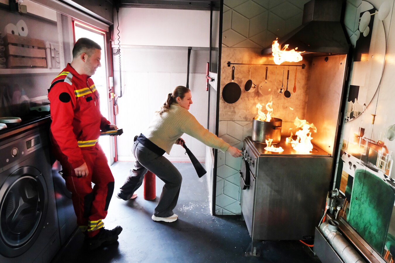 Restaurantpersoneel Dépot leert brand blussen: “Water op een brandende ...