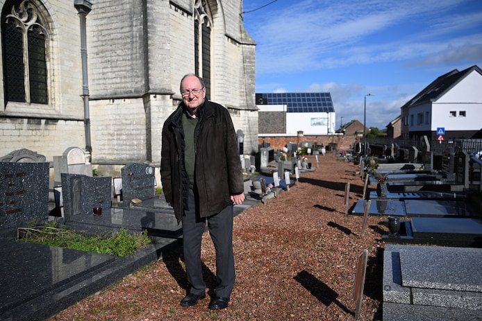 Erfgoedorganisaties willen dat gemeente oud kerkhof Meerbeek behoudt: “Uniek dat het nog rond de ...