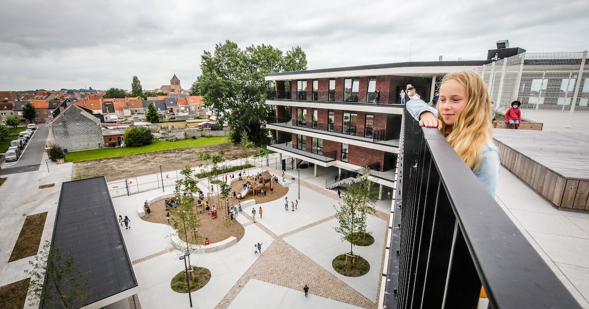 Basisschool en Middenschool nemen nieuw gebouw in gebruik. Spelen doen ...