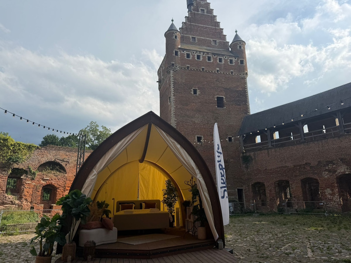 Koppel maakt zich op voor unieke overnachting in het Kasteel van ...