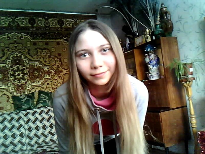 Russisch meisje (13) dat oorlogstekening maakte herenigd met moeder ...