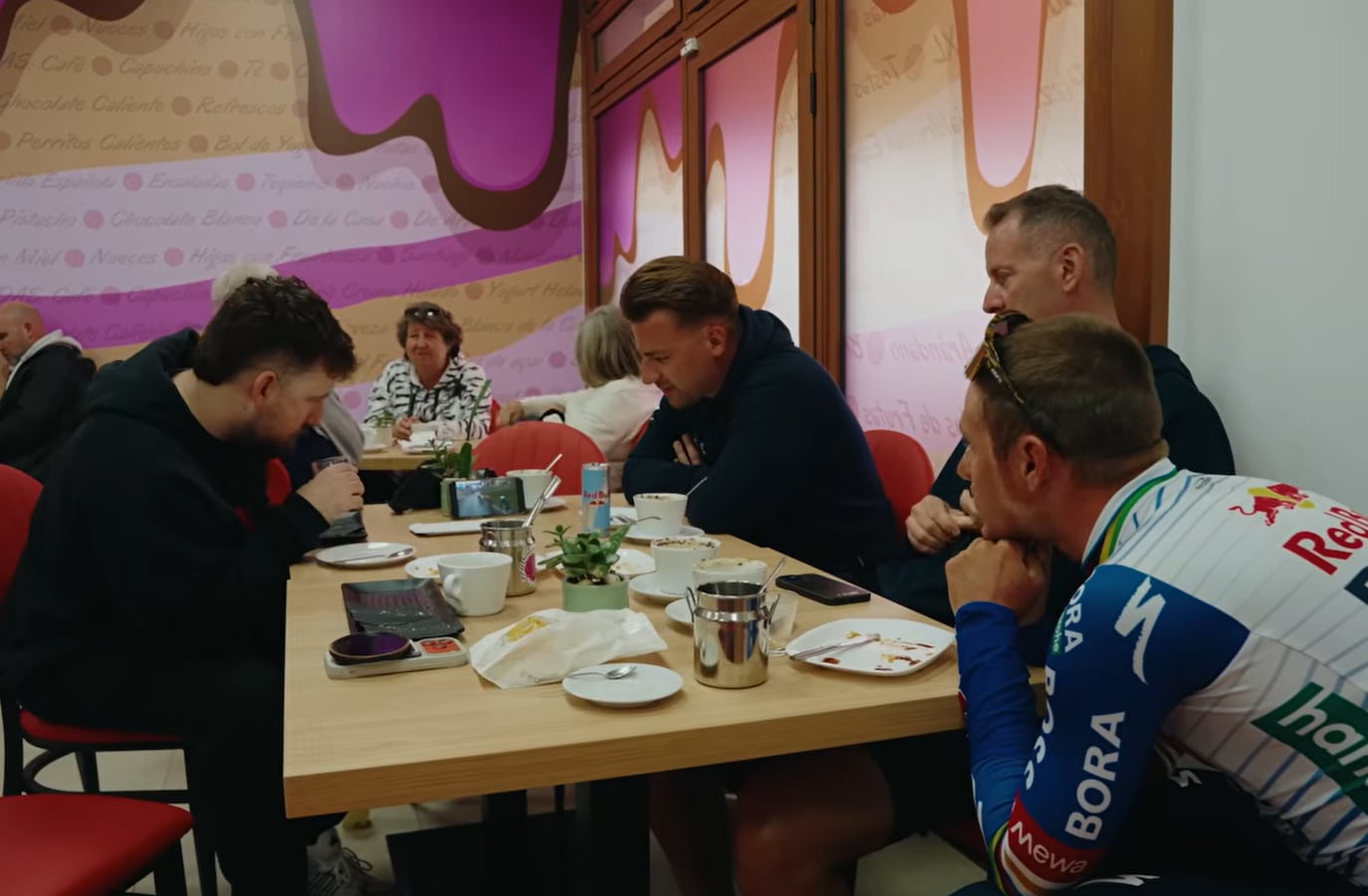Remco Evenepoel gunt inkijk in hoogtestage op de Teide en geeft ...