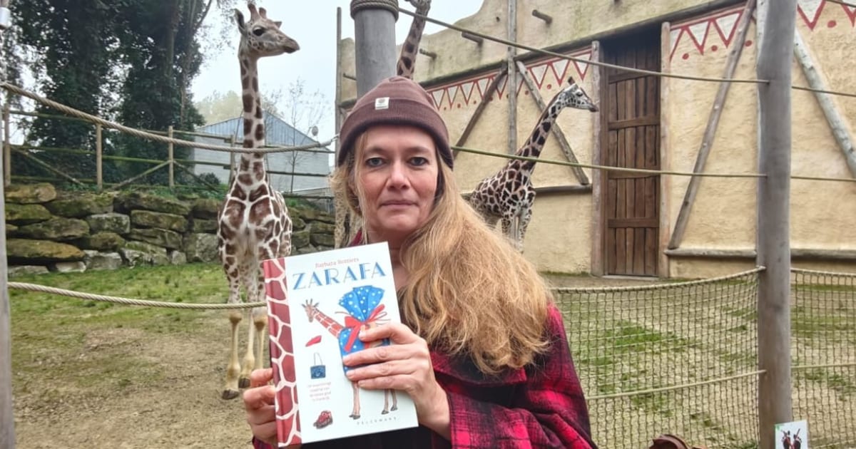 Barbara leest het verhaal van Zarafa voor aan de giraffen van Bellewaerde: “In mijn vorig leven ...