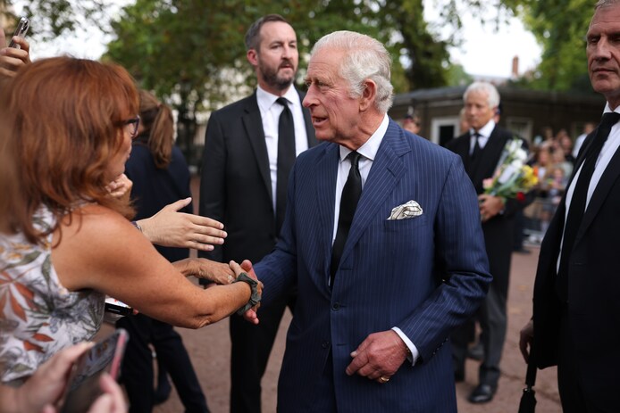 Heeft koning Charles hartproblemen? Bezorgdheid over gezwollen vingers ...
