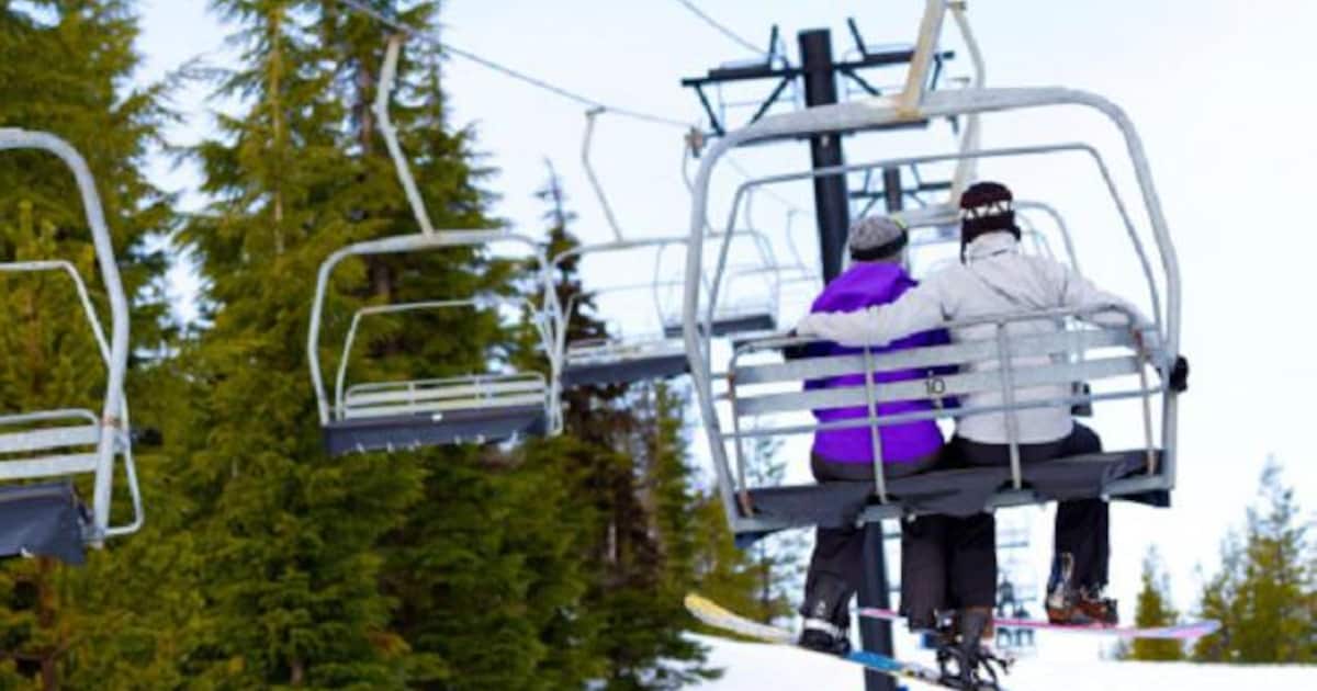 Skiester valt uit zetellift en knalt zeven meter lager door voorruit ...