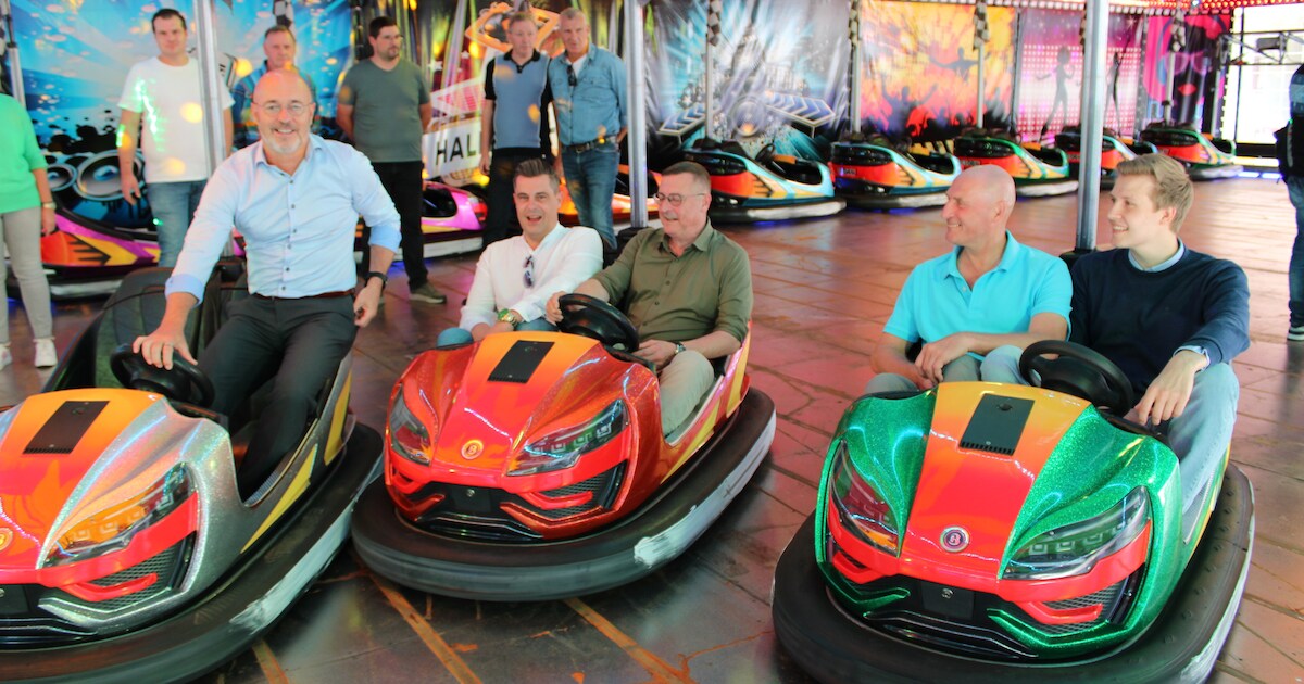 Burgemeester en schepenen openen Izegem Kermis met ritje op botsauto’s ...