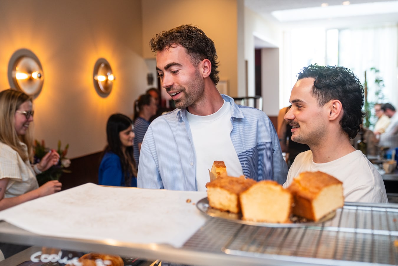 NET OPEN. Lange wachtrij voor nieuwe koffiebar van Daan Alferink in ...