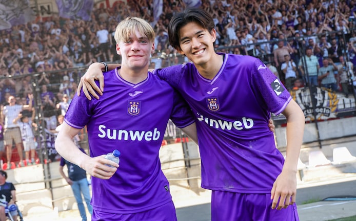 Nathan De Cat draagt eerste goal op aan voetballende vriendin Sarah ...
