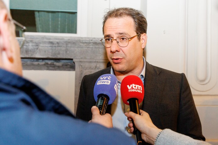 “Een platte besparing”: regering gaat nog stap verder in hervorming ...