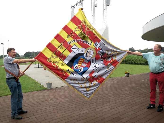 Achelse schutterij Sint-Anna heeft nu ook eigen vaandel vol symboliek ...