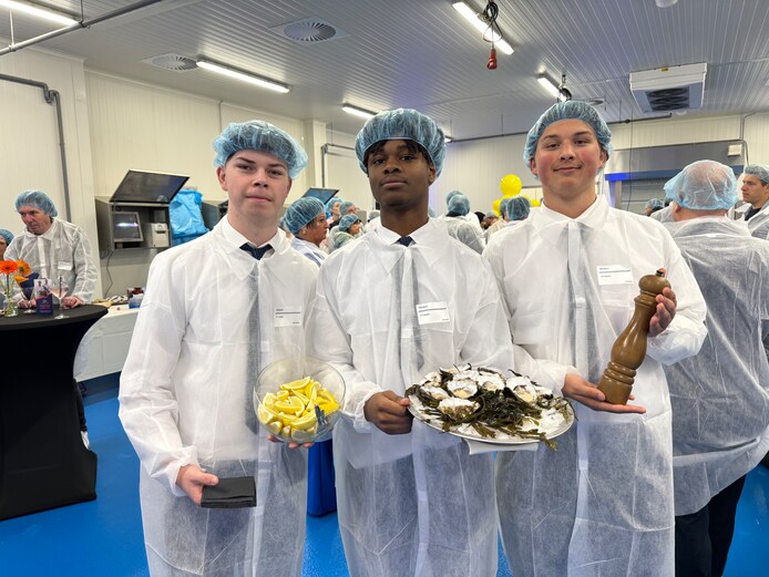 Drie ministers fileren een vis bij uitbreiding Alfa Fish in Sint ...