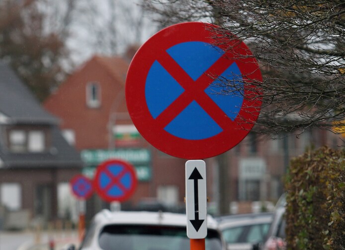 Parkeerverbod om parkeerplaatsen opnieuw te belijnen | Landen | hln.be