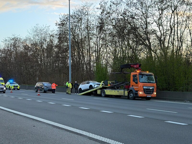 Twee wagens botsen op E19 richting Antwerpen in Rumst | Regio | HLN.be