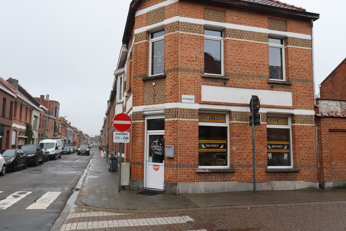 Jan (44) opent frituur in broodjeszaak: “Ook ’s avonds leven brengen in ...