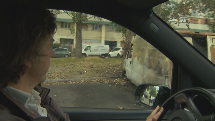 Robin Ramaekers bezoekt Clichy-sous-Bois, dat werd verwoest door ...