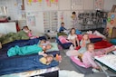 Kleuters sluiten kleutertijd af met eerste sleepover op school | Foto ...