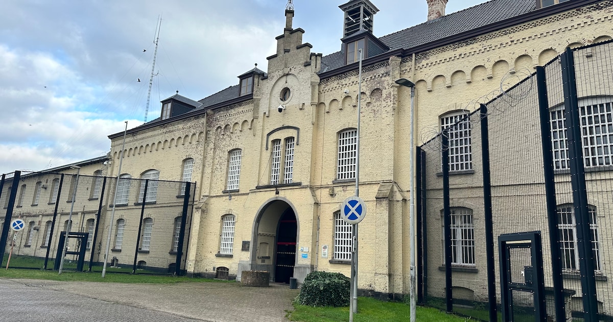 Cipier aangevallen met mes en cel in brand gestoken: “Hij hoorde ...