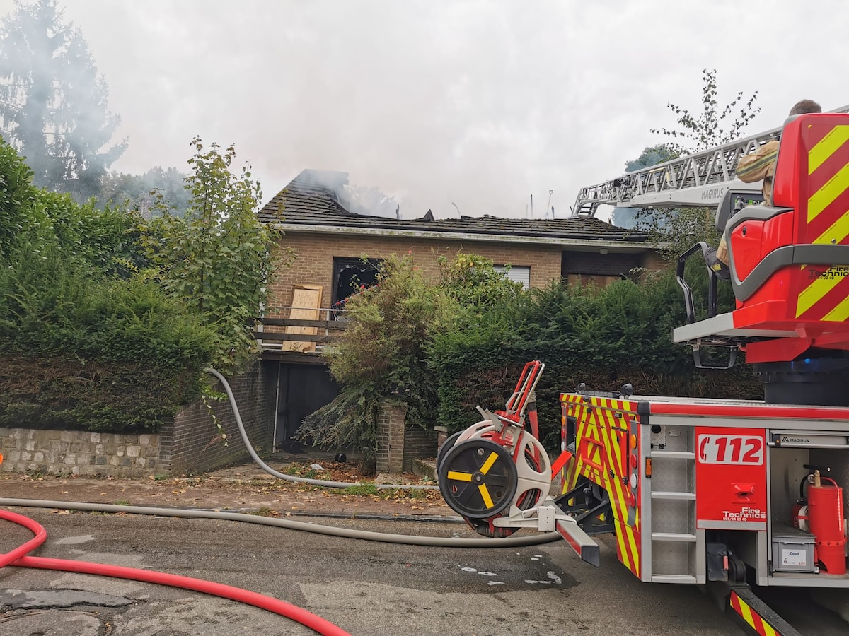 Uitslaande brand verwoest leegstaand pand in Strombeek-Bever, politie ...