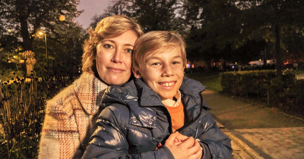 Mama Ellen (40) en zoontje Oscar (9) getuigen op Reveil na dood van man en vader: “Alexander (44 ...
