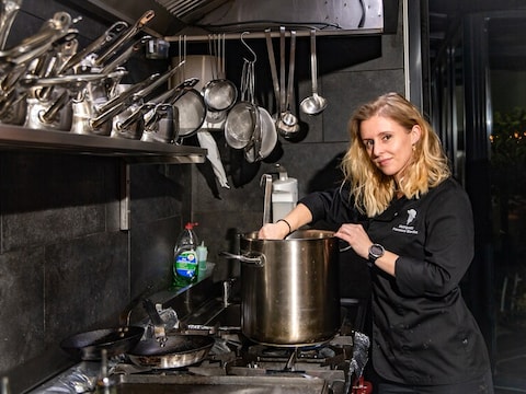 Chef Francesca (37) bleef werken tijdens kankerbehandeling en behoudt ...