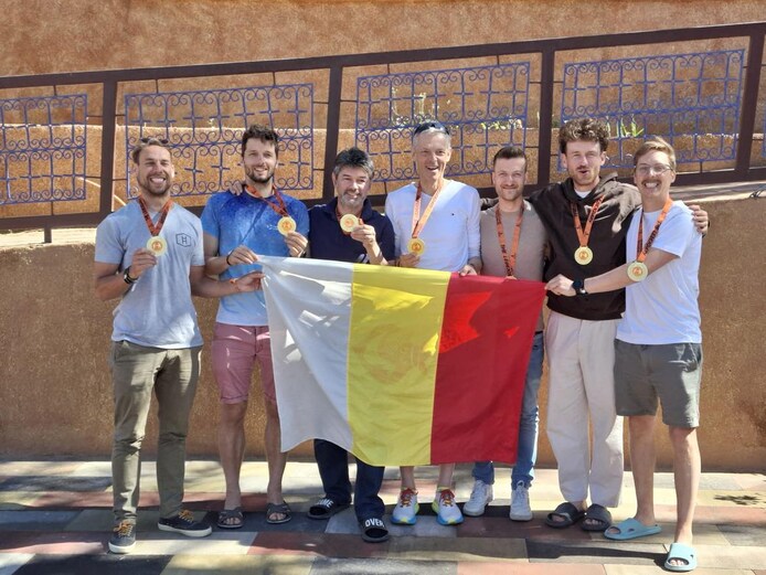 Zeven Aalstenaars trotseren woestijn en lopen de loodzware Marathon des ...