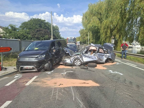 Tractor ramt wagen op kruispunt in Gent, botsing sleurt nog vier andere ...