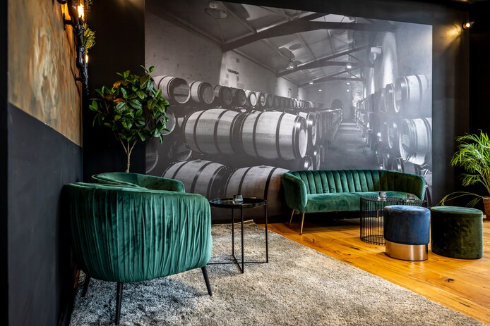 NET OPEN. Jordan serveert wijn en fingerfood in nieuwe wijnbar Barolo ...