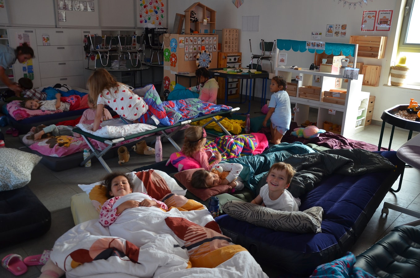Kleuters sluiten kleutertijd af met eerste sleepover op school | Foto ...