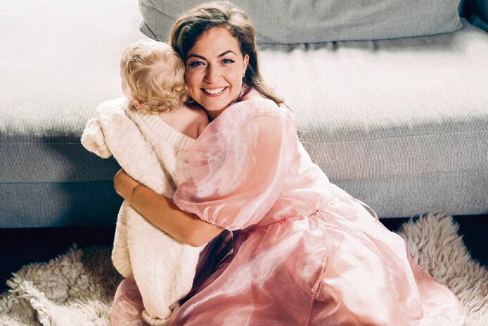 Frances Lefebure (36) eerlijk over het moederschap: “Mama zijn is het ...