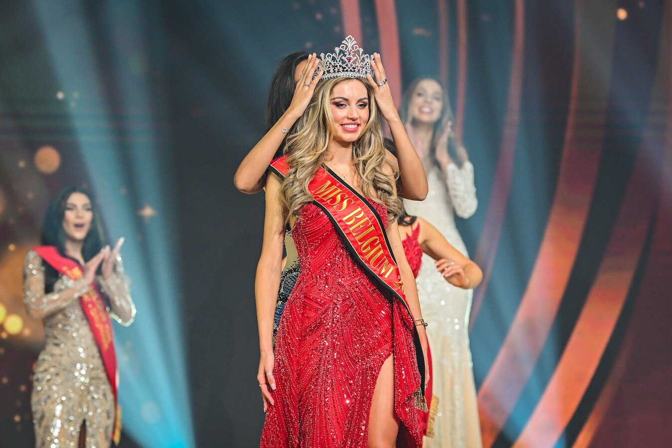 Dit is de nieuwe Miss België: “In Milaan zag ik meisjes zichzelf elke dag uithongeren. Toen wist ...