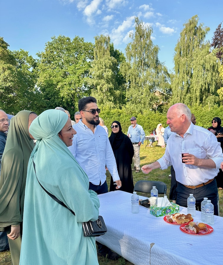Meer dan 400 mensen vieren eerste publieke Offerfeest in Eeklo: “Geen ...