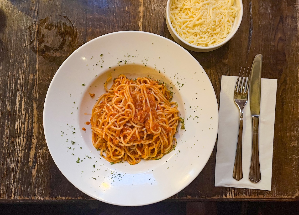 Luc Bellings proeft spaghetti bolognese en geeft 0/10 voor bord van 24 ...