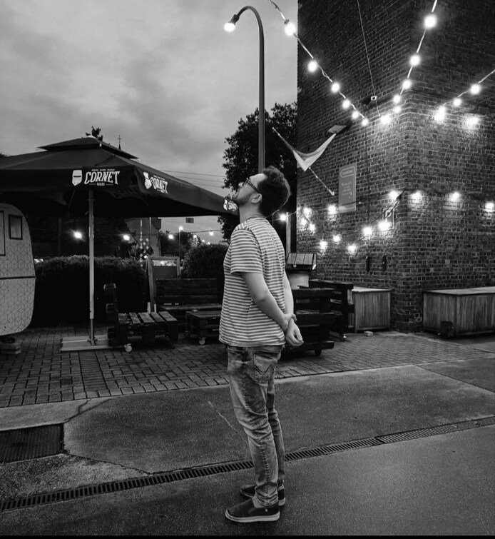 Comedywereld rouwt na dood van Kenneth Soete (39): “The Pitch behoort tot mijn mooiste ...