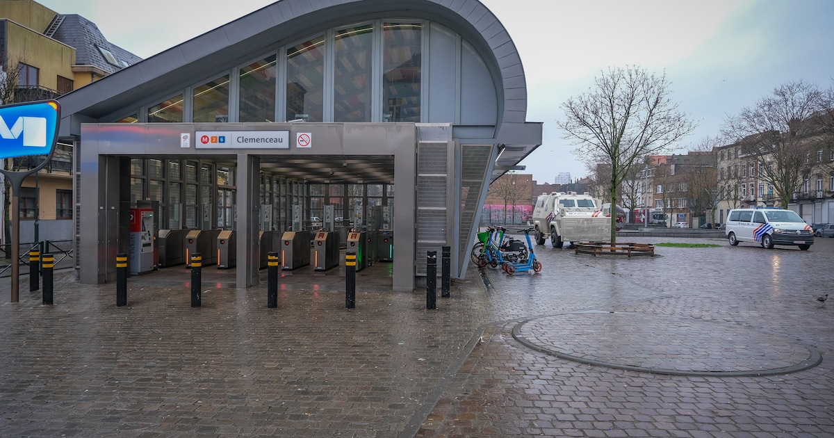 Man met kalasjnikov vlucht weg van politie aan metrostation Clemenceau ...