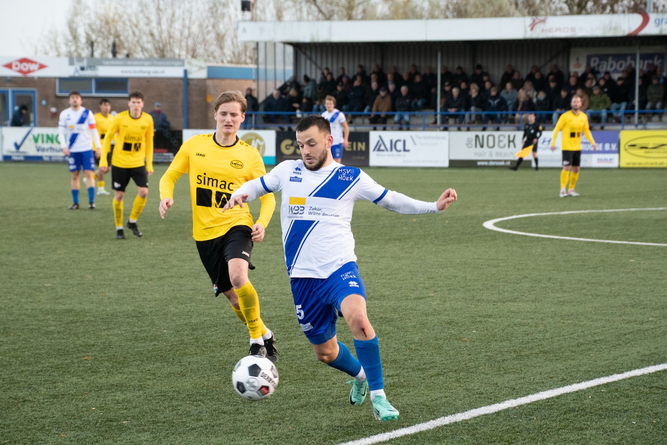 Spelerscarrousel: Broeckaert verruilt Goes voor FC Axel, Van Wezel naar ...