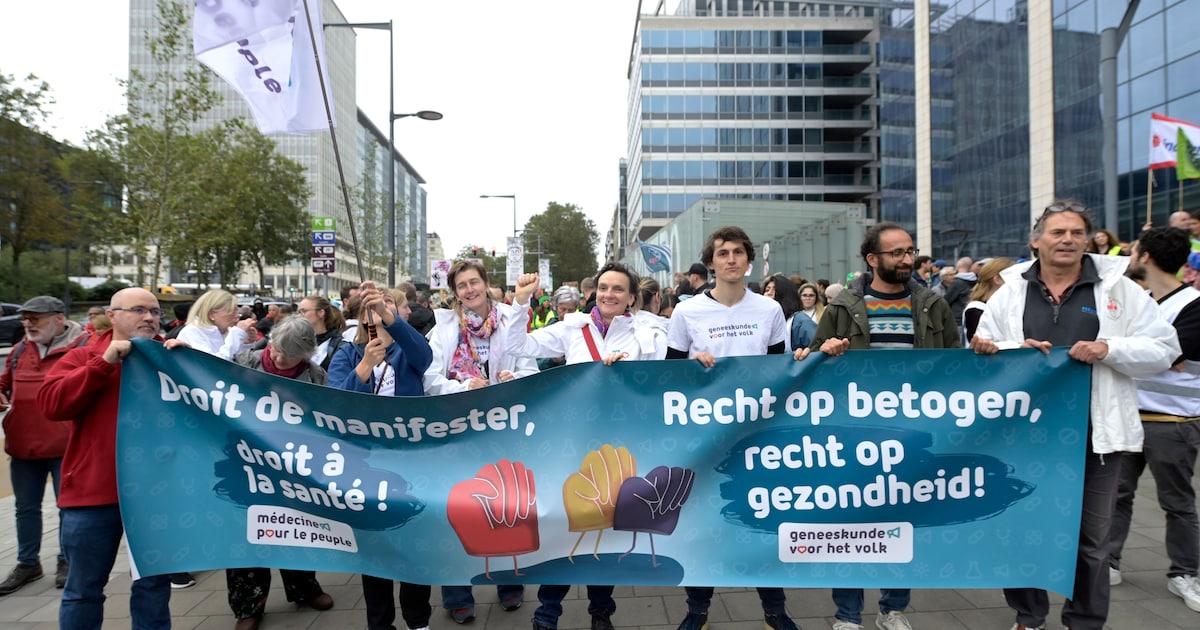 Vakbonden en ngo’s voeren opnieuw actie tegen betogingsverbod: “Betogen ...