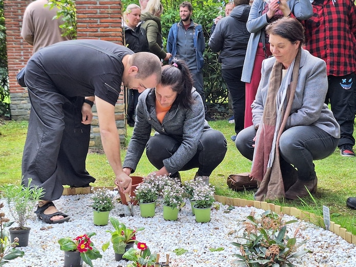 “Zo kan ik nog veel aan mijn meme denken”: bewoners van Kompas creëren ...