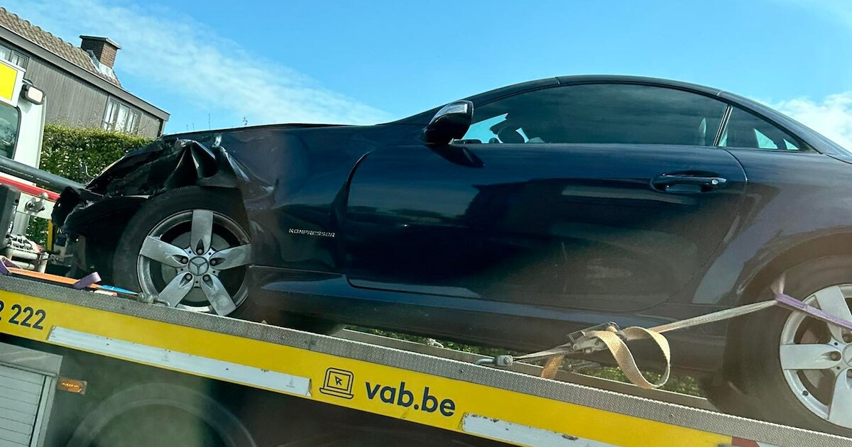 Bestuurster ramt tegenligger en geparkeerde wagen in centrum van ...