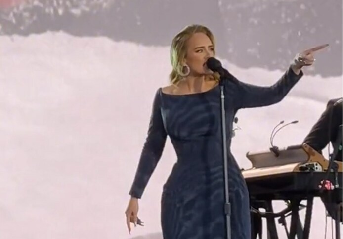 KIJK. Adele maakt zich kwaad tijdens show in München: “Laat mijn fans ...