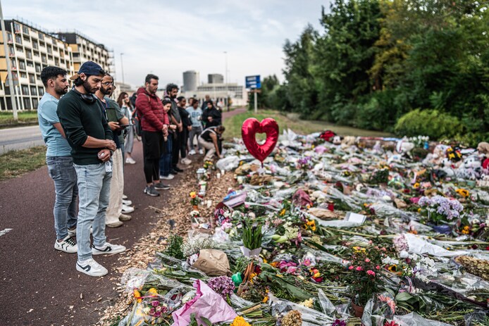 Bloemen, kaarten en knuffels voor Nederlandse Lisa (17) weggehaald, op plek waar zij werd ...