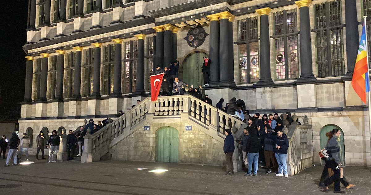Turken voeren actie aan Gents stadshuis na rellen met PKK-aanhangers in Vlaanderen | Gent | HLN.be