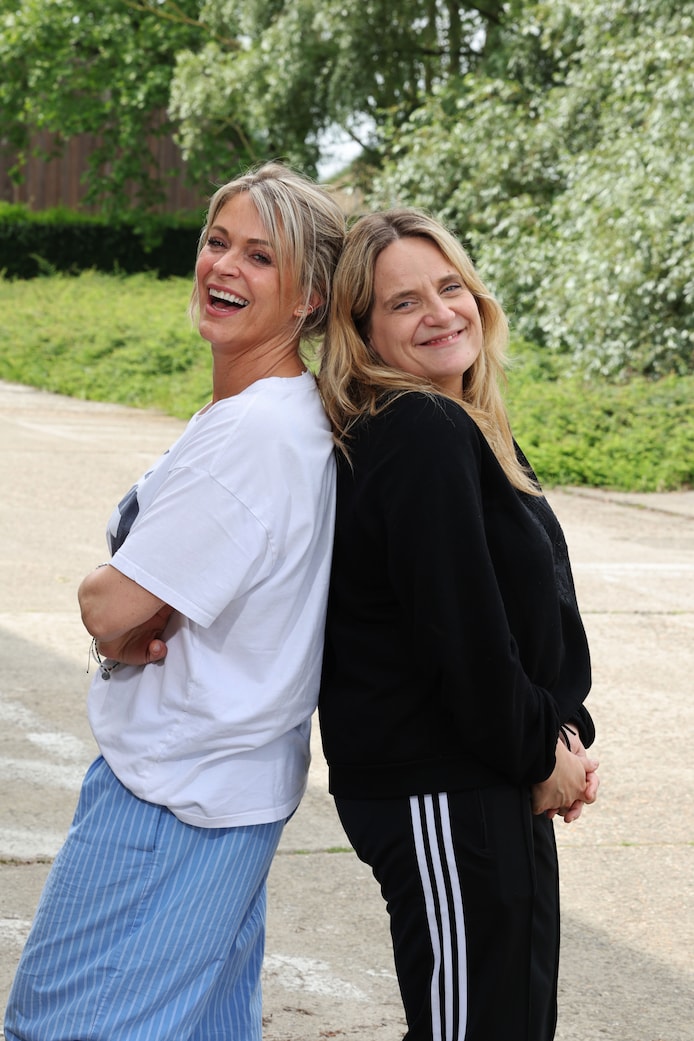 “Plots vroeg prins Laurent m’n nummer”: Ruth Beeckmans en Karen Damen spelen boze koningin, maar ...