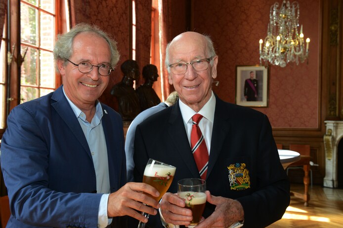 Hoe een gek idee van pas afgestudeerde Xavier een Vlaams succesverhaal werd: Brugse Zot viert ...