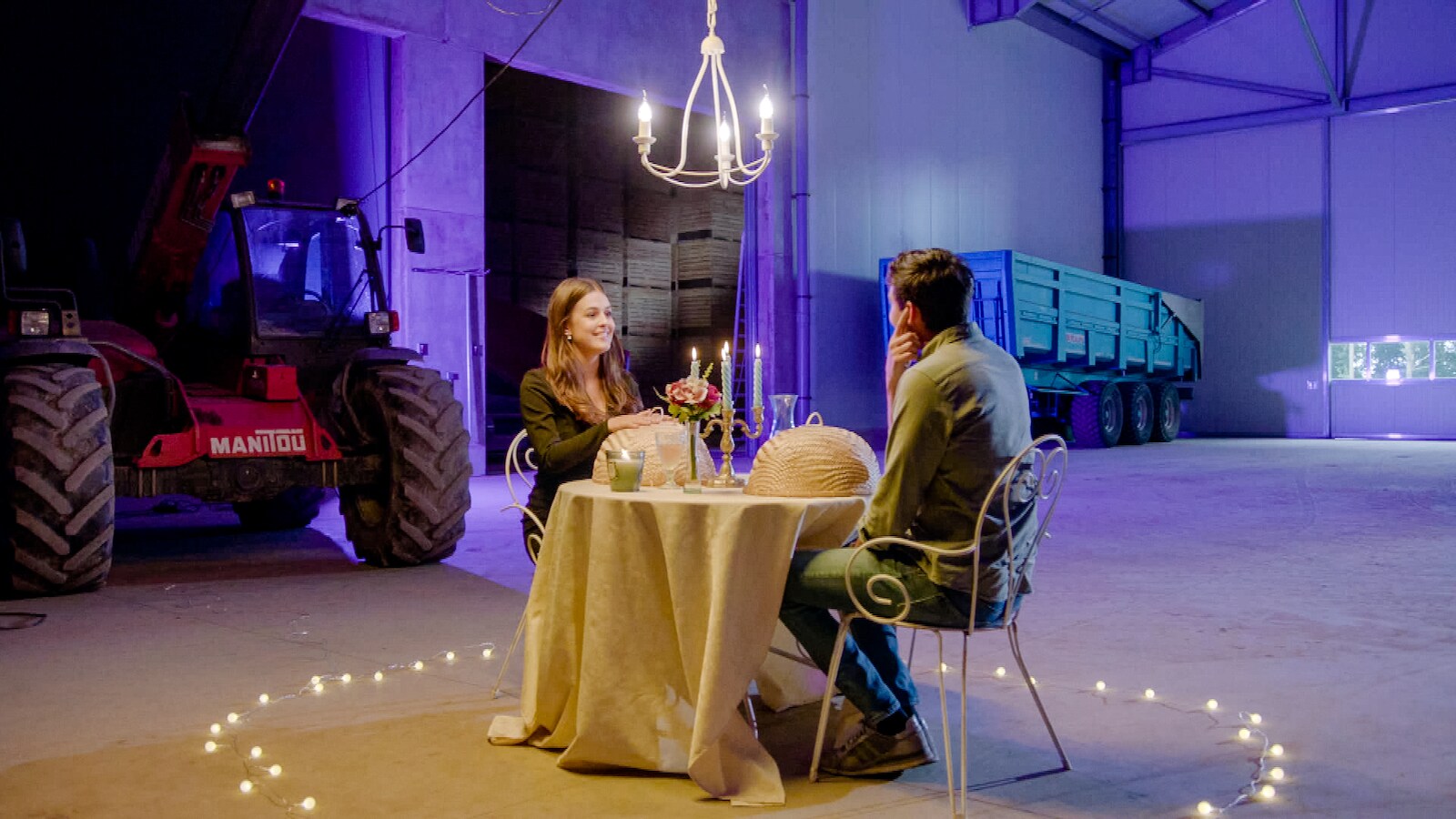 Een korte jurk, geen bruidstaart en geen stoelen: Emi en Kim van ‘Boer ...